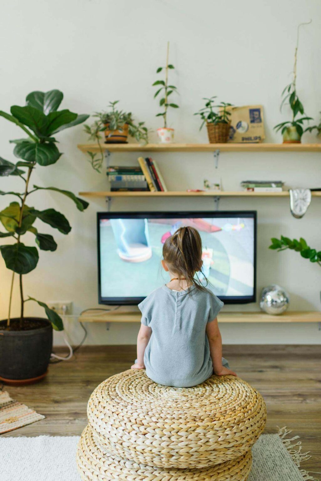 How To Reduce Screen Time At Mealtimes For Toddlers? - Wonder Parenting